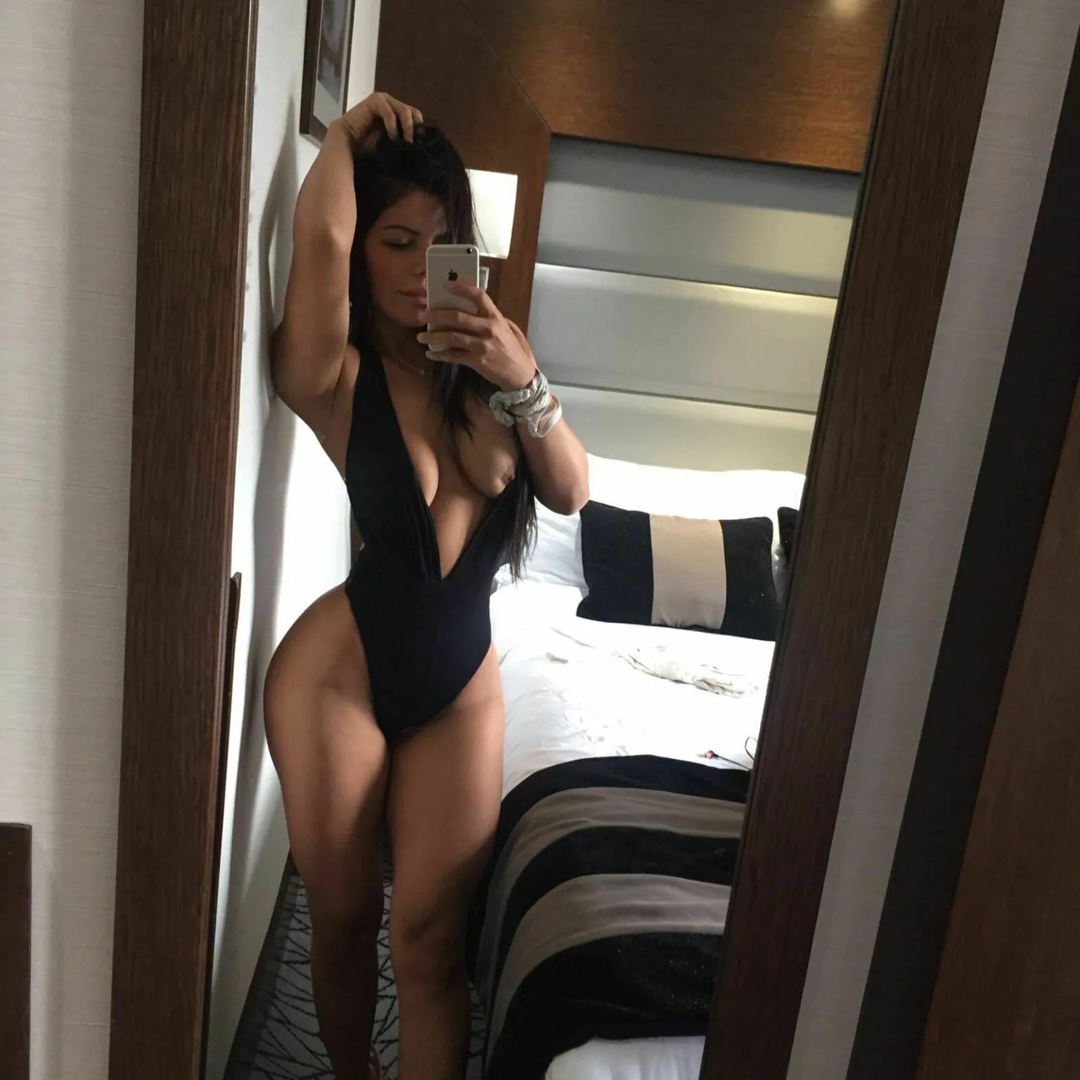 Suzy Cortez Modelo Deliciosa E Ousada Apareceu Em Vídeos Se Exibindo